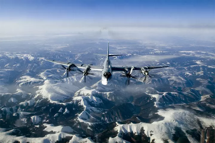 Tu-95MS Dës Ännerung vum klassesche Tu-95 ass am Moment d'Haaptstreikkraaft vu Russland. De strategesche Bomber ass bewaffnet mat Kh-55 Cruise Rakéiten, déi op enger Trommel-Installatioun montéiert sinn. An der Theorie erlaabt dëst de Fliger verschidden Ziler gläichzäiteg unzegräifen ouni laang ze lueden. Zousätzlech erlaabt de Cargomacher d'Plazéierung vun enger Atombomm vu bis zu 14 Tonnen - zweemol manner wéi d '"Tsar Bomba" an dräimol méi wéi den amerikanesche "Kid" deen Hiroshima geläscht huet. Am Joer 2013 huet e Programm fir d'Moderniséierung vum Tu-95MS ugefaang: e Modell vun engem strategesche Bomber kritt eng nei Generatioun Atomrakéiten an e Navigatiounssystem baséiert op GLONASS.