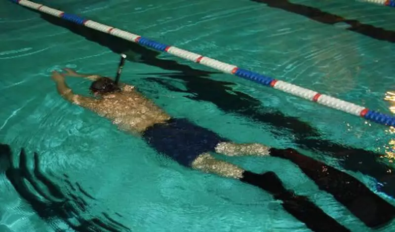 Trening u vodi Ne, ne pod vodom - iako ni to nije loše. Tijelo u vodi doživljava dodatna opterećenja, mora nadvladati otpor elemenata. Posljedično, pluća su također napregnuta, nastojeći isporučiti veću količinu kisika u krv. Trening s utezima koji vam stoje do vrata u vodi bit će lakši i teži nego na kopnu. Lakše - jer će utezi postati lakši, teži - jer vjerojatno niste navikli na ovu vrstu aktivnosti.