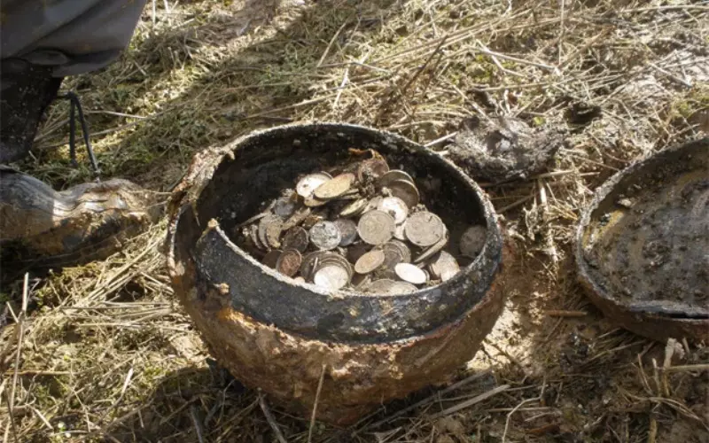 Ubutunzi bwa Sigismund III Aho twareba: akarere ka Moscou Mozhaisk, Aprelevka Ingabo za Polonye zateye Uburusiya mu 1604 zuzuza igituza ikintu cyose gifite agaciro. Kubera iyo mpamvu, ibyiza byakusanyirijwe ku magare 923 y’imizigo, yoherejwe ku muhanda wa Mozhaisk ugana muri Polonye. Ariko ubutunzi bwose bwabuze hafi nta kimenyetso, na mbere yo kugera i Smolensk. Dukurikije verisiyo imwe, ibi byabaye kubera ko umuntu wohereje ibintu by'agaciro ubwe yabitekerezaga kandi ateganya kuguma mu Burusiya. Inyandiko zivuga ko bashyinguwe hafi y'urusengero runaka. Ariko ntibyashobokaga kumenya neza icyo aricyo n'aho cyari kiri, kubwibyo geografiya yaho ubutunzi ahubwo irahuzagurika, ikaba yarakomeje gushakisha imyaka myinshi, myinshi.