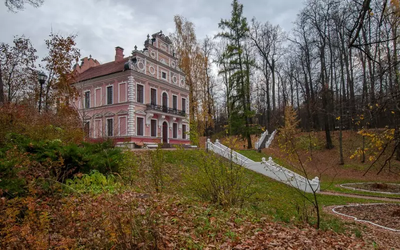 Qasnadda Tirinta Rostopchin Halkee laga eegi karaa: sanatorium-ka Voronovo oo ku yaal 61 kiiloomitir ee waddada weyn ee Staro-Kaluzhskoye, 37 kiiloomitir u jirta Wadada Ring ee Moscow Intii lagu guda jiray dagaalkii 1812, hantida Voronovo, oo 37 kiilomitir u jirta Moscow, waxay noqotay degenaanshaha Guddoomiyaha Guud ee Moscow, Tiro Rostopchin. Dhexdeeda, wuxuu keenay shaqooyin farshaxan iyo qiimayaal kala duwan, isagoo u rogay hantida nooc ka mid ah Versailles. Ka dib markii ciidamadii Napoleon ay yimaadeen Moscow, wuxuu dab qabadsiiyay gurigiisii, isagoo wax walba u habeeyay qaab loo malaynayo in dhammaan hantidii uu urursaday ay baaba'day. Dhab ahaantii, dhulka hantida waxaa ku yaal marinno dhulka hoostiisa ah, kuwaas oo, malaha, wanaaggii oo dhan lagu fuliyay laguna qariyey degmada.