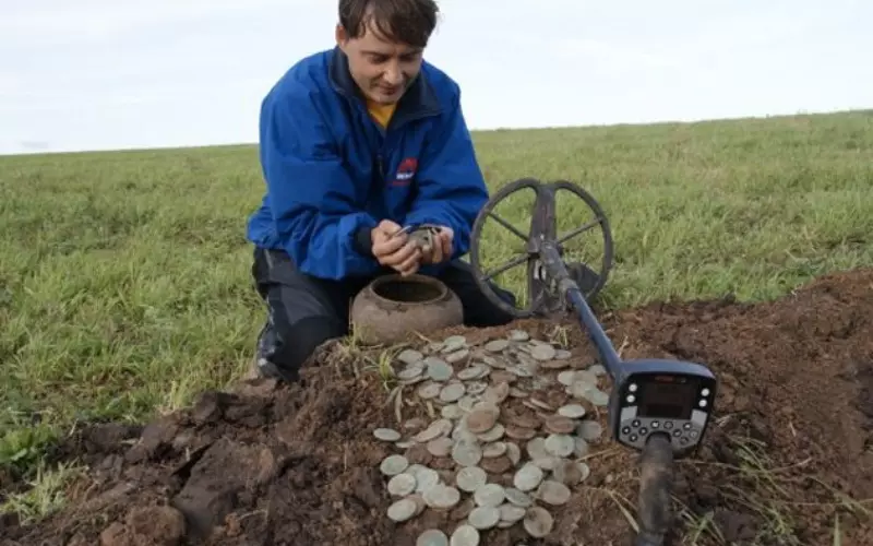 Смоленск банкы хәзинәсен кая карарга: Смоленск өлкәсендәге Относово авылы Сигез йөкле машинада байлык Вязмага җибәрелде, ләкин конвой ут астында калды һәм иң якын торак пунктка 5 машина гына килеп җитте. Алга таба вакыйгаларның ничек үсешенең төрле версияләре бар, ләкин иң популяры - алтын һәм көмеш күмелгән дигән фараз. Бу теория Относово авылы янында 1924 чыгарылышының аерым тәңкәләрен табу фактлары белән раслана. Allәм бөтен хәзинә каядыр аулак урында.