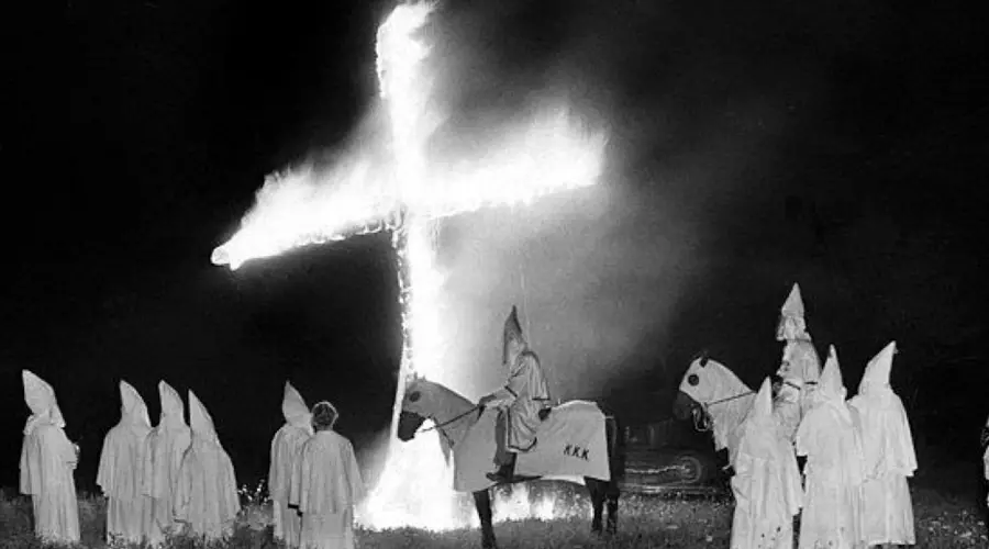 Ku Klux Klan O gbagbọ pe awọn ẹlẹyamẹya wọnyi ti pẹ. Ni otitọ, idile naa lọ jinlẹ labẹ ilẹ. Ọkan ninu awọn irubo ti o ṣokunkun julọ ti ẹgbẹ arakunrin jẹ ipaniyan ipaniyan ti ọkunrin dudu kan: a kan agbelebu naa sori agbelebu lẹhinna fi iná sun laaye.