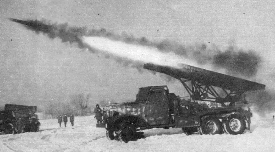 Rakety V priebehu roku 1937 až 1938 RNII vyvinula a potom prijala rakety RS-82. Na stíhačky I-16 boli nainštalované výkonné granáty: v Khalkhin-Gol sa vynikajúco ukázali. Velenie Červenej armády uvažovalo o inom použití RS-82 a príkazy na vymyslenie nového dizajnu dostali rovnakí špecialisti z RNII.