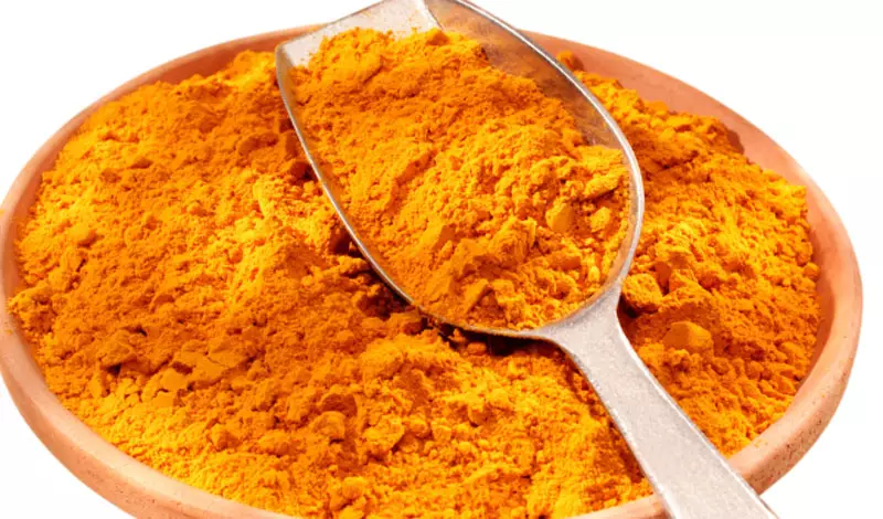 Zerdeçal Bu ysly ýerde curcumin atly pigment bar. Rak öýjükleriniň, öýken keseliniň we hatda beýni keselleriniň öňüni almakda möhüm rol oýnaýar. Käbir lukmanlar çylşyrymly operasiýalardan soň hassalara zerdeçal iýmegi maslahat berýärler - beýleki zatlar bilen birlikde, onuň dikeldiş aýratynlyklary hem bar.