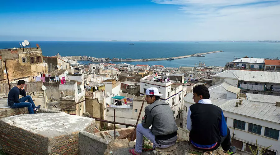 Algeria fewan shekarun da suka gabata, ana ɗaukar tafiye -tafiye zuwa Aljeriya alƙawarin alƙawari mai kyau: ƙarancin farashi da ban mamaki ya sa ƙasar ta kasance mai jan hankali ga matafiya. Duk da haka, a yau matakin tsaro ya yi ƙasa sosai a nan.