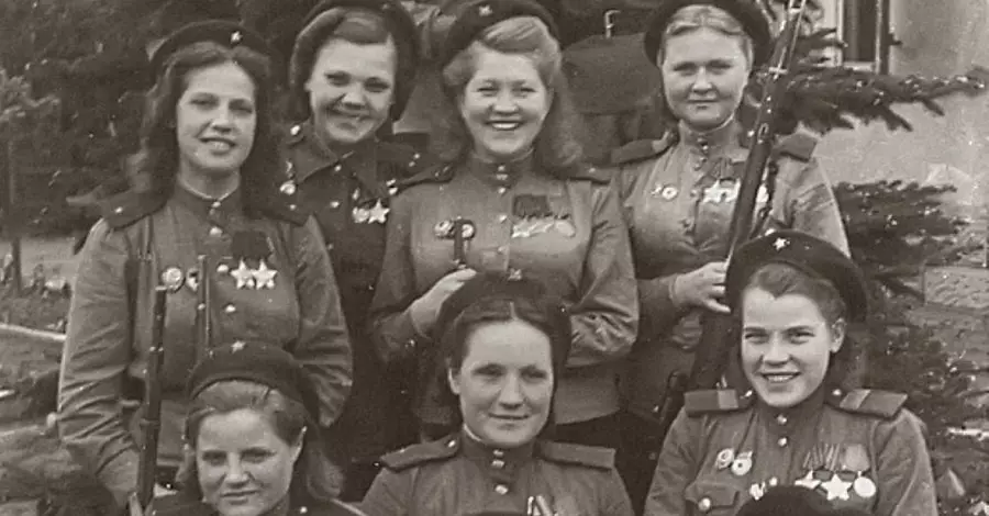 Dizze foto is makke op 4 maaie 1945. 12 beauties - skerpskutters fan it Earste Wyt -Russyske Front. Foar har rekken teminsten 775 ferneatige fijânse ienheden.