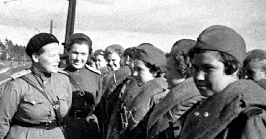 School of Life In 1942, the command of the Red Army decided to train female snipers on a permanent basis. The women's sniper shooting school was built just a couple of kilometers from Moscow. The selection criteria were not intimidating: any girl who graduated from seven grades and not older than 26 could become a student.