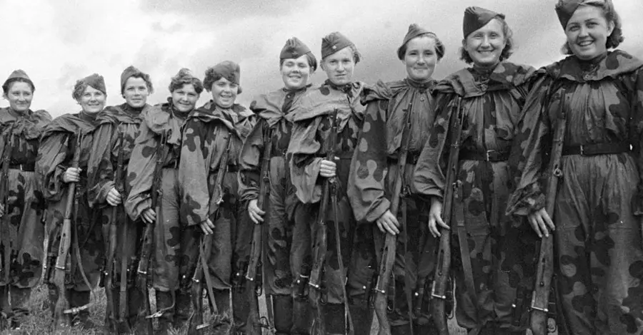 Teams In this school, girls were trained and taught to work as a team. The combat crew consisted of two shooters armed with a modified Mosin rifle equipped with a sniper scope.