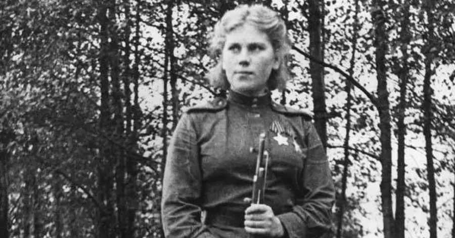 Roza Yegorovna Shanina Roza Yegorovna Shanina was born in 1924 and voluntarily went to work after learning about the death of her nineteen-year-old brother. On the front lines, Rosa quickly became one of the best marksmen and was awarded many medals of excellence. In her diaries, she often describes the danger she had to face at the front. Roza Yegorovna Shanina died in battle in January 1945, trying to save a wounded artillery officer. She was only twenty years old.