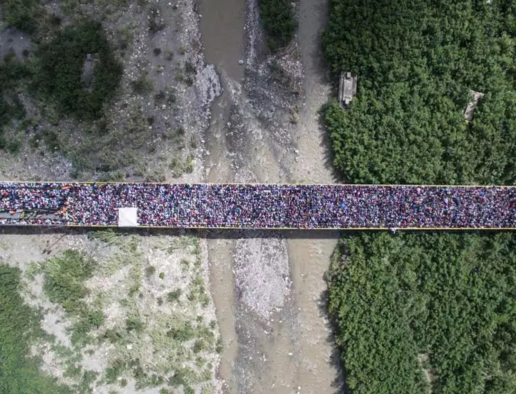 Miles de venezolanos cruzan a fronteira con Colombia