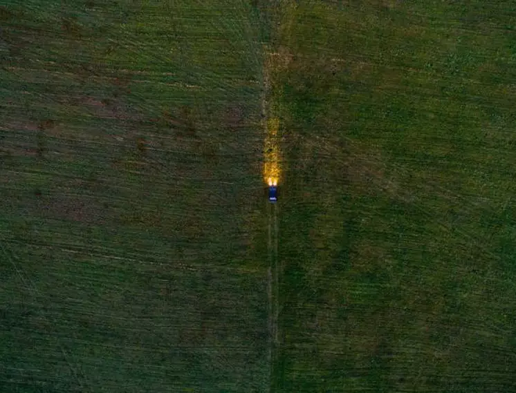 Een auto rijdt door een veld in Kus, regio Chelyabinsk, Rusland