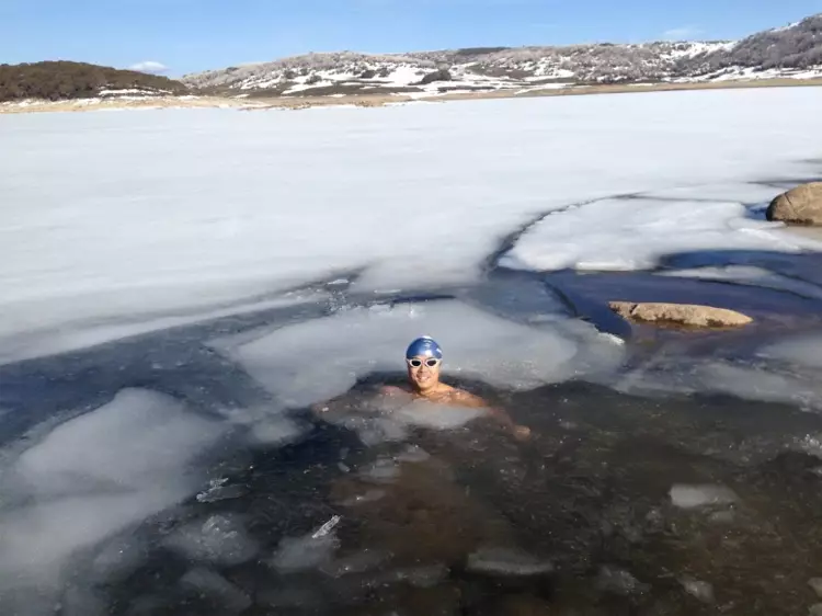 Tenir dans l'eau glacée On pense que le refroidissement mortel d'un organisme dans l'eau froide devrait se produire en 60 à 90 minutes. En avril 1975, le biologiste de 60 ans Warren Churchill faisait des recherches sur un lac de glace flottant. Son bateau a chaviré, et l'homme a passé environ 1h30 dans l'eau dont la température était de +5°C. Au moment où les médecins sont arrivés, son cœur était à peine audible et la température de ses organes internes est tombée à 16 ° C. Cependant, le biologiste a survécu.