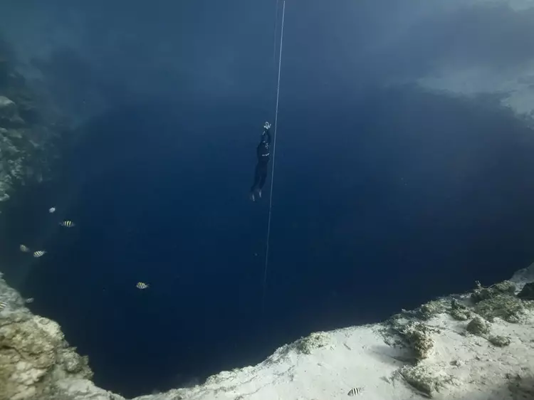 Sopravvivenza senza ossigeno La persona media può rimanere senza aria per un massimo di 5 minuti. Ma questo tempo può essere aumentato se, prima di trattenere il respiro, si respira profondamente e spesso con ossigeno puro. Quindi, il californiano Robert Foster, dopo tali esercizi di respirazione, potrebbe stare sott'acqua senza attrezzatura subacquea per 13 minuti e 42,5 secondi.