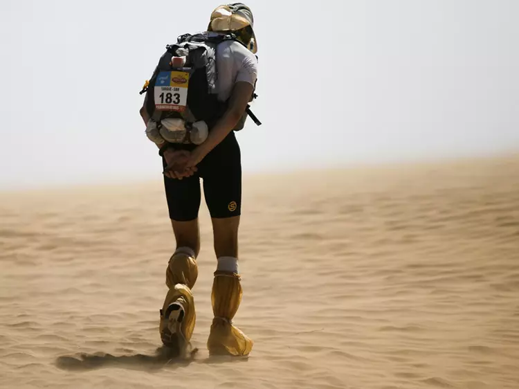 Test de chaleur Le corps humain est capable de supporter une température de 71°C pendant une heure dans l'air sec, et de 104°C pendant 26 minutes. Cependant, en 1828, un cas a été décrit d'un séjour de 14 minutes d'un homme dans un four, dont la température atteignait 170°C.