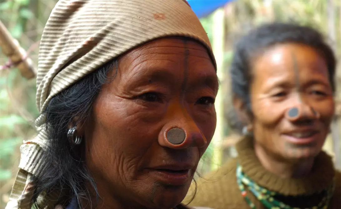 Apatani India Lalaki ti suku Apatani sieun pisan kaleungitan awéwéna. Legenda nyebatkeun yén sababaraha abad ka pengker, budak awéwé Apatani anu pang geulisna di daérah éta. Kituna, aranjeunna teras-terasan dipaling - aranjeunna nyarios, kumaha cicing di dieu. Pimpinan tribal ngajawab masalah sacara radikal: anjeunna maréntahkeun awéwé manteng jangjang irung sareng teras-terasan nganggo perhiasan anu beurat, henteu raoseun. Saprak harita, seueur cai anu ngapung handapeun jambatan, tapi tradisi na henteu bakal maot.