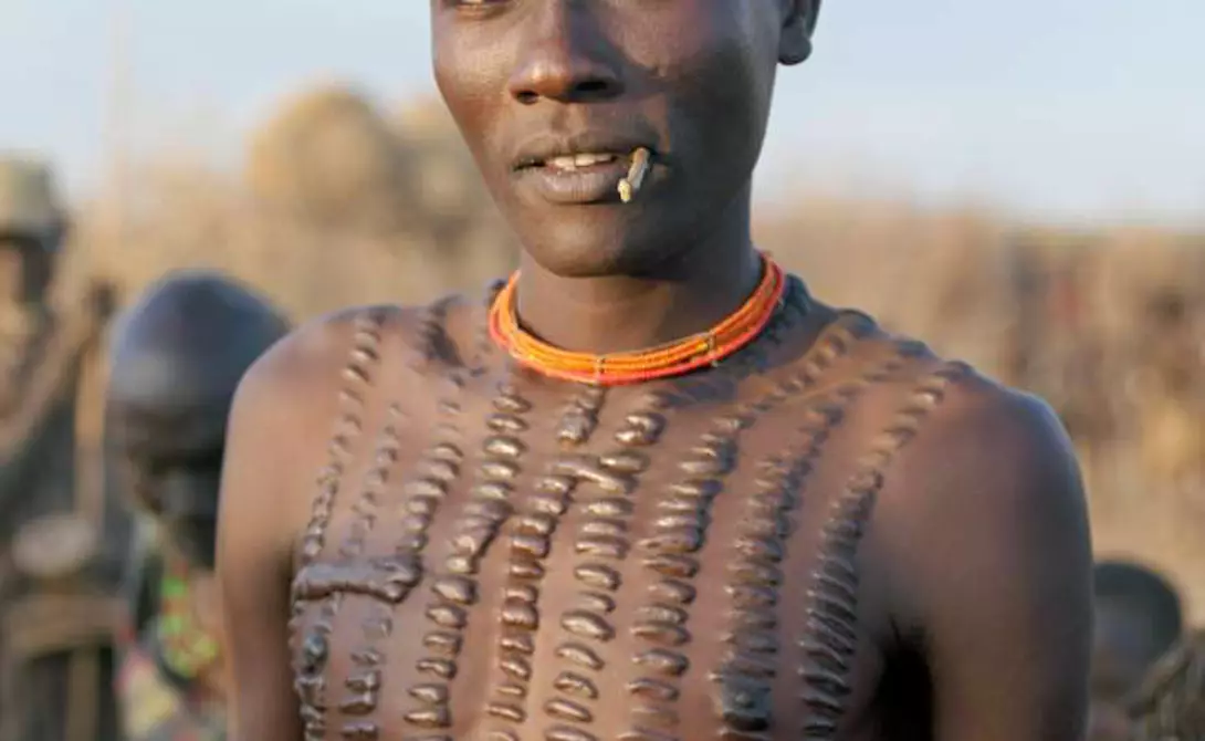 Sepik Papua Nová Guinea Tento národ se nazývá kmenem krokodýlů - ostatně i samotní lidé kmene věří, že z něj sestoupili. Starší používají speciální čepele k zjizvení těl a tváří mužů. Věří se, že to dává válečníkům sílu aligátora.