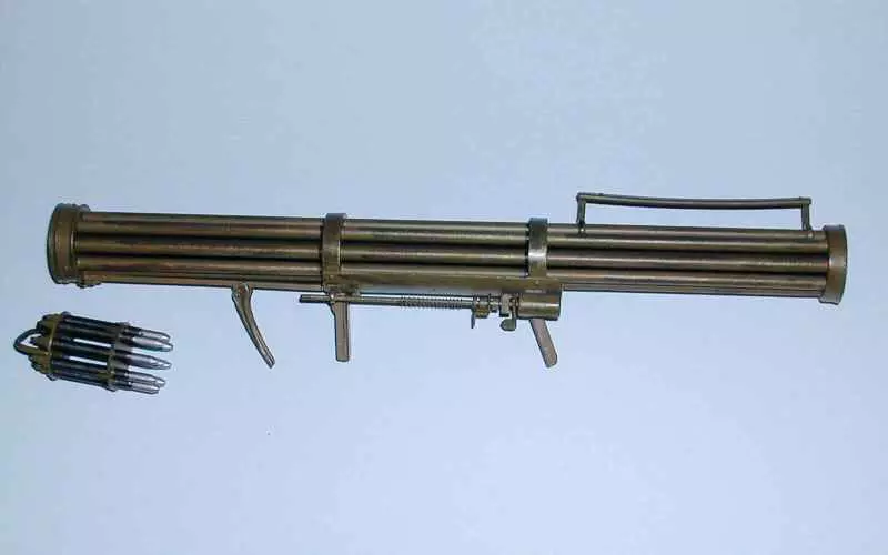 Anti-aircraft grenade launcher (Fliegerfaust) Hunahunaa ang usa ka pusil sa makina nga Gatling nga adunay 9 ka baril. Ug karon nga ang tanan nga 9 nga mga barel niini nagpabuto sa mga missile. Sa mga eroplano. Nailhan nga Air Fist, ang kini nga granada launcher adunay gilay-on nga 460 metro ug maigo ra ang mga low-flying flight. Dayag, tungod sa katinuud nga kini nga granada launcher wala molihok ingon maayo sa gitinguha, pila ra ka dosena nga mga eksperimento sa eksperimento ang nakakita sa kahayag.