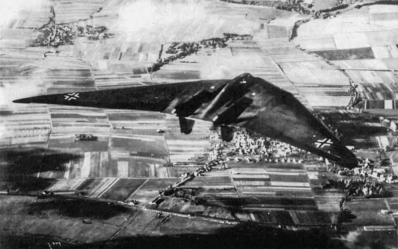 Horten Ho 229 O Ho 229 foi o primeiro turborreactor construído co deseño aerodinámico Flying Wing. Pola súa forma, o bombardeiro era invisible para o radar durante a Segunda Guerra Mundial e, en principio, podía voar cara á costa de Gran Bretaña sen espertar a sospeita dos combatentes inimigos. Non obstante, os tres prototipos creados non tiveron un impacto real no transcurso da guerra.