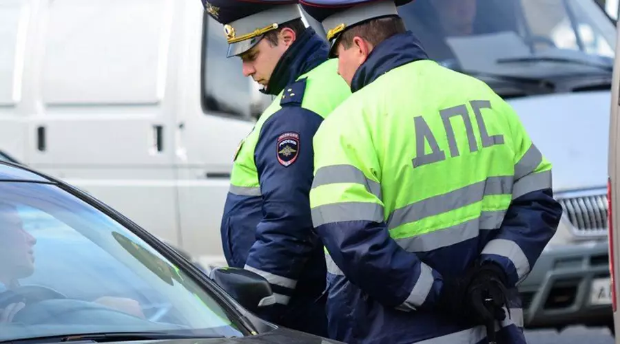 Ne idemo nikamo Pravila kažu da vozač mora stati na prvi zahtjev inspektora saobraćajne policije. Međutim, niko vas ne tjera da iskočite iz auta prema njemu. Jeste li prestali? Sedite mirno i mirno čekajte da vam neko priđe. Ako u džepu imate licencu, potvrdu o registraciji i OSAGO policu, nema razloga za brigu. Bolje je leš unaprijed izbaciti iz prtljažnika.