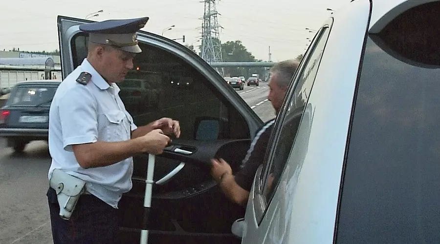 Osporavamo protokol Nije potrebno objašnjavati i dokazivati ​​svoju nevinost prilikom sastavljanja protokola. Bit će mnogo produktivnije riješiti konfliktnu situaciju u kompaniji s dobrim advokatom, kojeg možete nazvati već u fazi sastavljanja protokola. Ne slažete se sa onim što je navedeno u protokolu? Zato napišite, dodajući uvjet da pozovete branitelja. Zanemarivanje vašeg prava na advokata može biti razlog za odbacivanje optužbe na sudu.