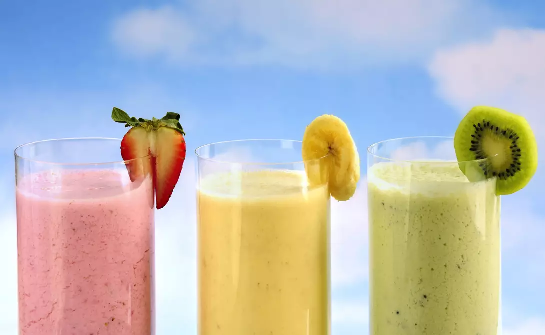 Smoothie Slechts één glas van de juiste cocktail kan een persoon de hele dag energie geven. Voor een eiwit-koolhydraat smoothie heb je 100 gram kwark, een paar eetlepels havermout, een halve banaan en een halve appel nodig. Voeg een paar gedroogde dadels toe, mix alles in een blender, drink en je kunt aan de slag.