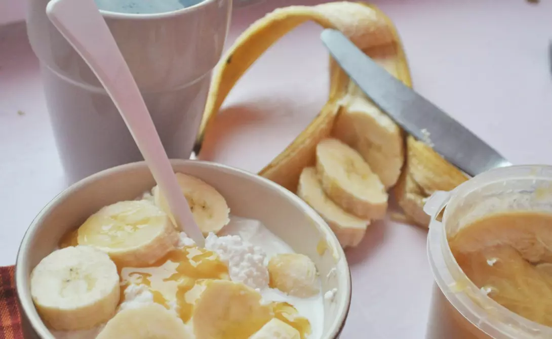 Hüttenkäse mit Honig Honig ist an sich schon eine nützliche Sache - er ist eine Quelle für schnelle Kohlenhydrate (was das Gehirn morgens braucht), nützliche Vitamine und Spurenelemente. Hüttenkäse ist neben der Kalziumladung gut für seine Fähigkeit, den Magen schnell zu sättigen, ohne ein Sättigungsgefühl zu verursachen.