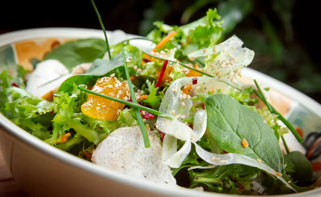 Sailéad glas Tiontaíonn na comhábhair go léir ina mbricfeasta cothaitheach go han-tapa. Gearr na duilleoga arugula, leitís iceberg, cabáiste Síneach agus siocaire i mbabhla, cuir 30 gram de gallchnónna, triomaigh beagán le ola olóige, séasúr le salann - sin uile. Má tá a fhios agat go mbeidh an lá rathúil, is féidir leat cíche cearc bruite a chur leis an sailéad mar fhoinse bhreise próitéine.