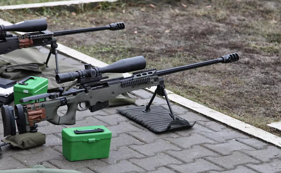 L115A3 AWM Ražotājs: Lielbritānija Svars: 6.82 kg Garums: 1300 mm Muca: 750 mm Kārtridžs: 8.59x70 Redzamības diapazons: 1500 metri Un vēl viens “skaistums” no Lielbritānijas specdienestu tvertnēm. L115A3 AWM tika izlaists gandrīz pirms divdesmit gadiem, taču armija nesteidzas to norakstīt. Asināta zem liela kalibra patronas, šautene izrādījās lieliska Irākas tuksnešos un Afganistānas kalnu nogāzēs. Galvenā priekšrocība ir efektīvais mērķēšanas diapazons, kas pārsniedz pusotru kilometru.