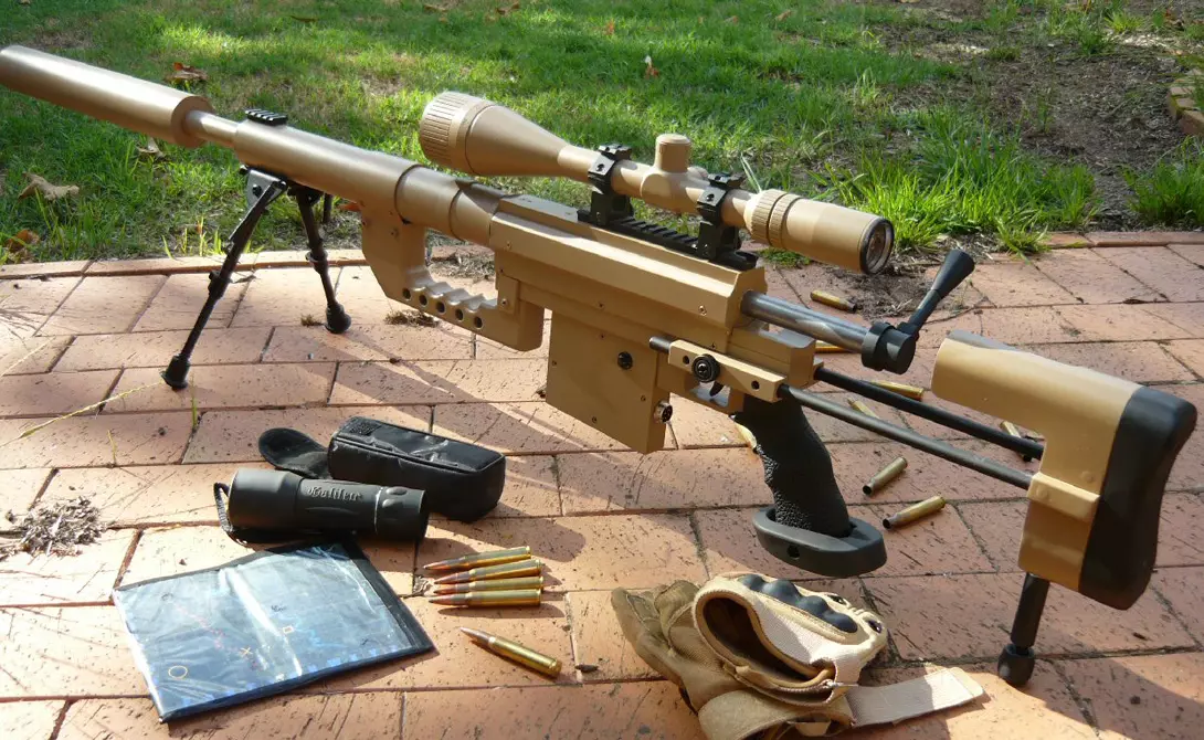 CheyTac Intervention M200 Ishlab chiqaruvchi: AQSh Og'irligi: 12,31 kg Uzunlik: 1400 mm Bochka: 762 mm Ultrium: 10,3x77 Ko'rish masofasi: 2300 metr. Amerikalik qurol ustalarining mag'rurligi. Ko'pchilik M200ni dunyodagi eng yaxshi mergan tizimi deb hisoblaydi - bu mantiqiy. Kam qaytarilish, ko'rish masofasi va yuqori o'q otish tezligi bu miltiqni Amerika harbiylari uchun eng yaxshi qurolga aylantirdi.