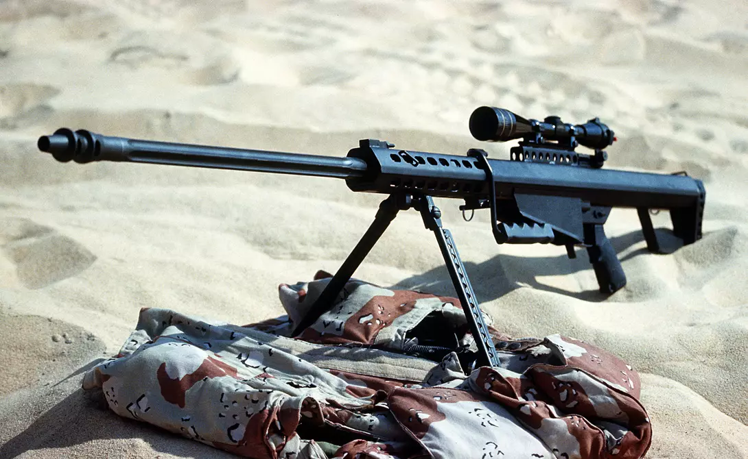 Barrett M82A1 제조업체: USA 무게: 12.91kg 길이: 1448mm 총열: 737mm 카트리지: 12.7x99 조준 범위: 2 600m Ronnie Barrett이 개발한 세계 최고의 저격 소총: 1989년에 채택되어 오늘날 활발히 사용됩니다. . 강력한 카트리지는 2.5km 떨어진 곳에서 콘크리트 벽을 쉽게 뚫을 수 있으므로 Barrett 50 Cal은 현장 작업에 탁월한 선택입니다. 이 소총으로 무장 한 숙련 된 사수는 보병뿐만 아니라 적의 경 장갑차도 무력화시킬 수 있습니다.