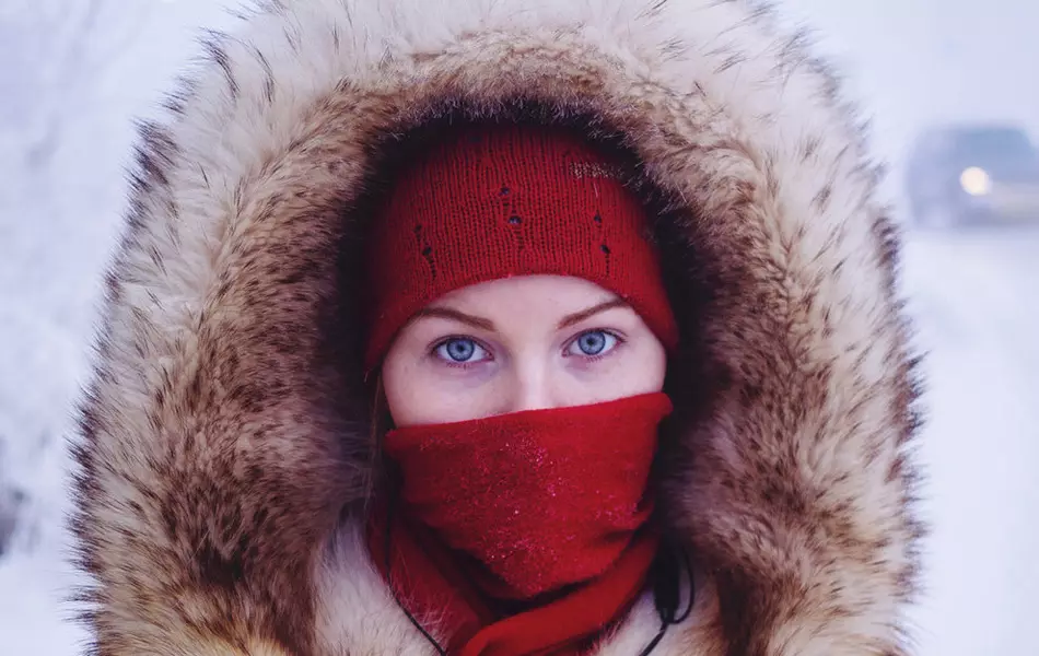 El pueblo de Oymyakon se encuentra en la margen izquierda del río Indigirka a una altitud de 745 metros sobre el nivel del mar.