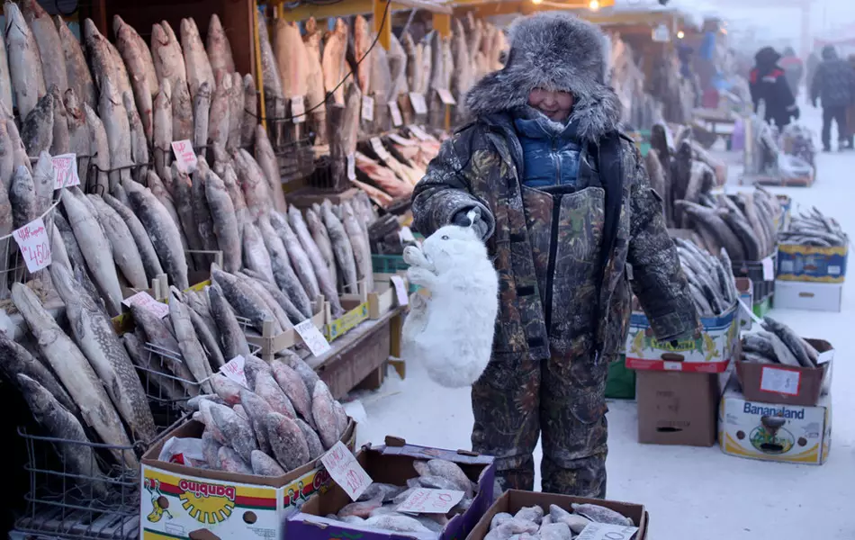 Sa una, ang Oymyakon usa ka dangpanan sa mga tigbantay sa reindeer, apan ang pagpangayam dili usab estranghero sa kanila.