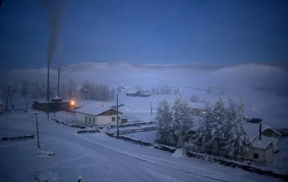 Ang balangay sa Oymyakon sa kaadlawon. Sa kini nga oras, ang bugtong parol ang gidagkutan sa dili matapos nga planta sa kuryente.