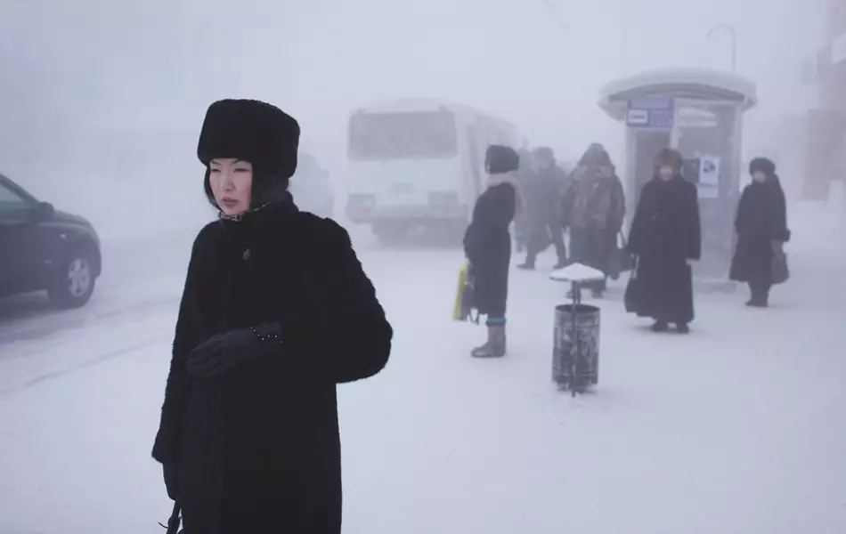 La población indígena de Yakutia, más acostumbrada al clima frío, y hasta el día de hoy forma la columna vertebral de la población del Polo de Frío.