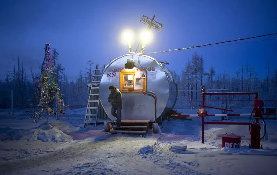 Het werk bij dergelijke benzinestations, ver van de hele wereld, vindt roulerend plaats - twee weken na twee. De beproeving van eenzaamheid langer doorstaan ​​is gewoon gevaarlijk voor de psyche.