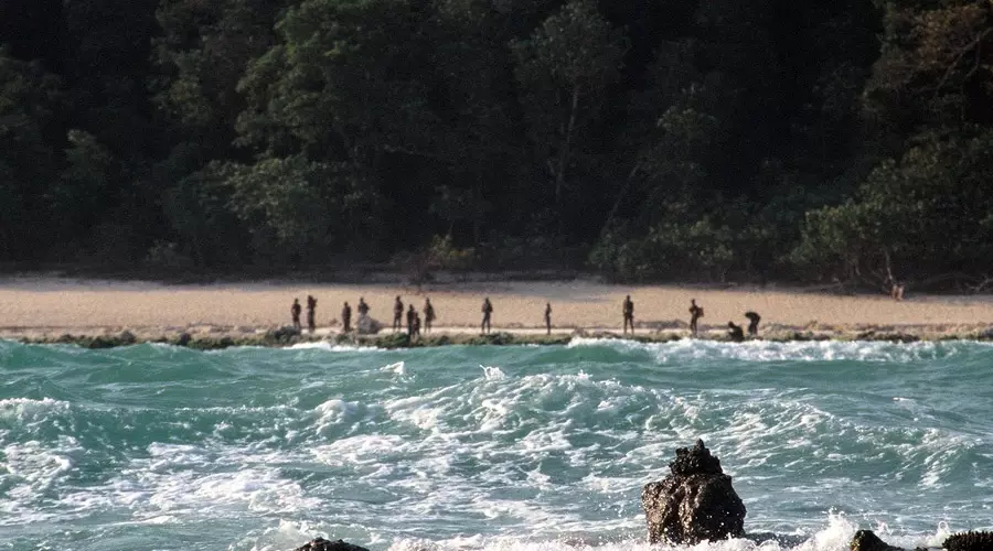 Tuʻufaʻatasi O Sentinelese na mafai ona faia le mea e leai se isi ituaiga tagata i luga o le paneta na faʻamalosi e fai: teʻena le avega a le papalagi. Mo le 60,000 tausaga o latou nonofo i luga o le latou motu i le tuʻua atoa ma na o le fasioti tagata uma e faʻamalosi e osofai o latou teritori. Faamanuiaga o malo? E le iloa foʻi e tagata o le atunuʻu le afi, e tuʻu ai malala i totonu o ni 'ele' eleʻele.