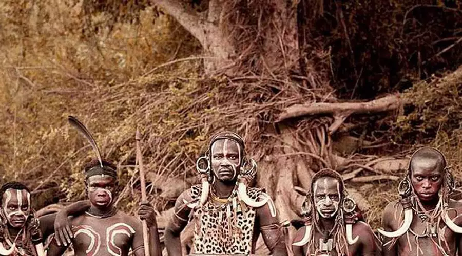 Fitur Budaya Nyatane, kabeh sing kita ngerti babagan suku sing kepengin getih iki adhedhasar ilmu jarak jauh. Wong Sentineli manggon ing gubuk, ora tetanen lan ora ngerti bab wesi. Sing luwih tepat, dheweke durung ngerti nganti pirang-pirang taun: pirang-pirang taun kepungkur, sawetara kontainer kargo digawa menyang pesisir pulau kasebut lan warga pribumi nuduhake ketrampilan sing luar biasa, kanthi cepet adaptasi nganggo logam.