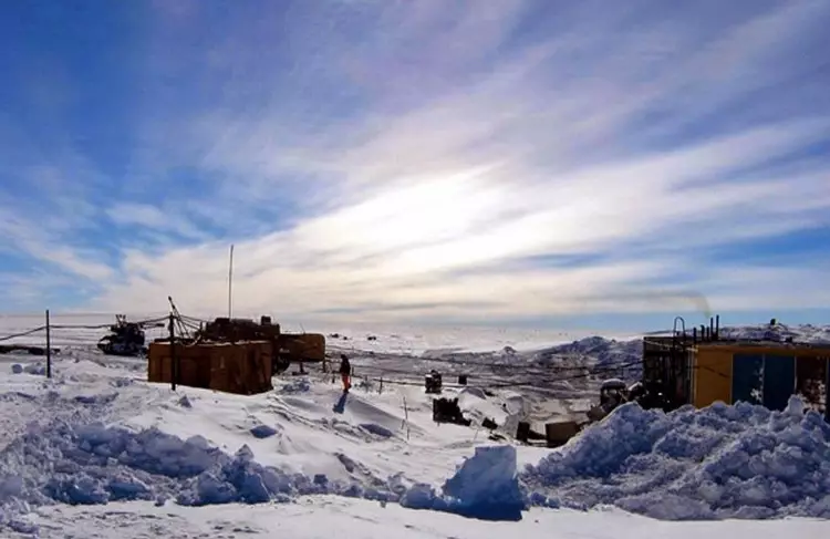 Ang Vostok, Antarctica Ang rehiyon sa nag-inusara nga estasyon sa panukiduki sa Antarctic nga gigamit sa Russia nga adunay pipila ka labing kabug-at nga kahimtang sa Yuta. Ang polar night molungtad og 120 ka adlaw sa usa ka tuig, ang kasagaran nga tinuig nga katulin sa hangin moabot sa 5 m / s, ug duha ra ka bulan sa usa ka tuig ang average nga temperatura sa bulan nga hangin nga molapas sa -40 ° C. Niini nga lugar, usa ka hingpit nga rekord sa temperatura ang natala taliwala sa labing kaayo nga temperatura sa planeta sa tanan nga mga istasyon sa panahon kaniadtong ika-20 nga siglo: ang thermometer natala −89.2 ° C.