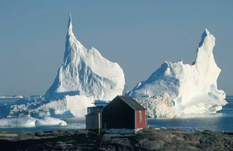 Northyce, Grønland Den tidligere britiske North Greenland Expedition Polar Research Station ligger på Grønlands indlandsis, 2345 m over havets overflade. I 1954 registrerede stationen den laveste temperatur i Nordamerika - 66,1 ° C.