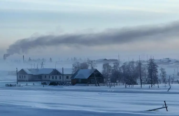 Verkhoyansk, Russia Nonostante una delle maggiori differenze di temperatura tra l'estate e l'inverno sulla Terra, 1173 persone vivono permanentemente a Verkhoyansk. Il luogo è anche chiamato il Polo del freddo dell'emisfero settentrionale. La temperatura più bassa registrata in questo luogo è di -69,8 °C.