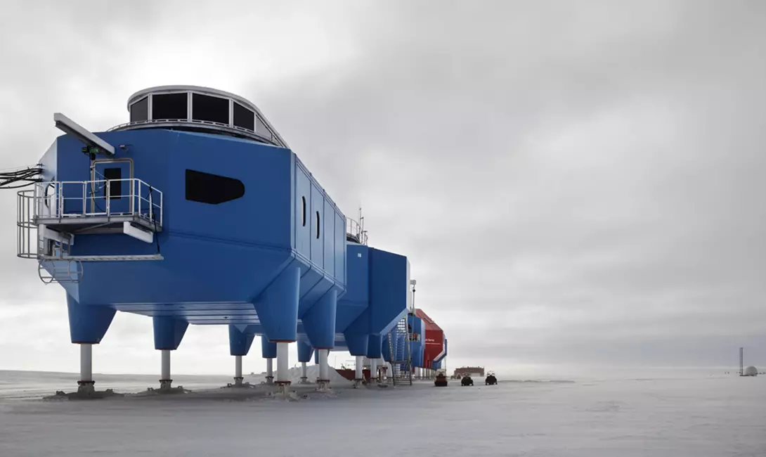 Halley VI a commencé ses travaux en février 2013. Le prédécesseur de cette beauté futuriste, la station Halley V, n'a pas pu résister au charme d'un hiver sans fin et a sombré dans les eaux glacées de l'océan avec sa banquise.