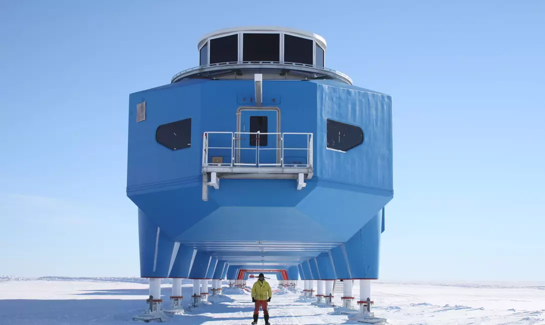 La toute nouvelle station repose confortablement sur des supports hydrauliques, où d'énormes skis sont attachés, si nécessaire. Il peut être levé et remorqué vers n'importe quel autre endroit - une sorte de mobil-home entouré de glace éternelle.