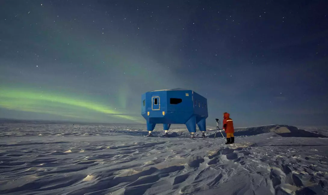 De plus, un groupe distinct surveille l'impact de l'activité solaire sur la Terre. Les aurores vues depuis Halley VI sont si belles qu'il faut littéralement persuader les scientifiques de quitter leur montre.