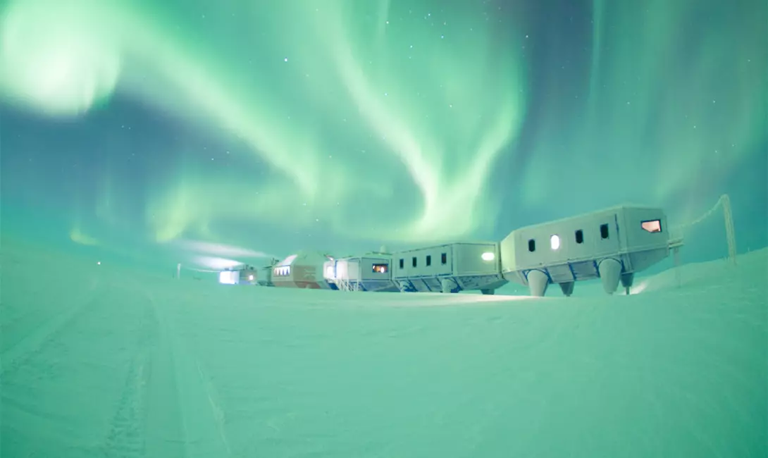 En hiver, une petite équipe de techniciens reste à la station - 20 personnes surveillent l'état des modules, qui doivent résister à des températures de -50 degrés Celsius. L'été, la principale équipe de scientifiques vient ici : 70 personnes sont hébergées à la station sans aucun problème.