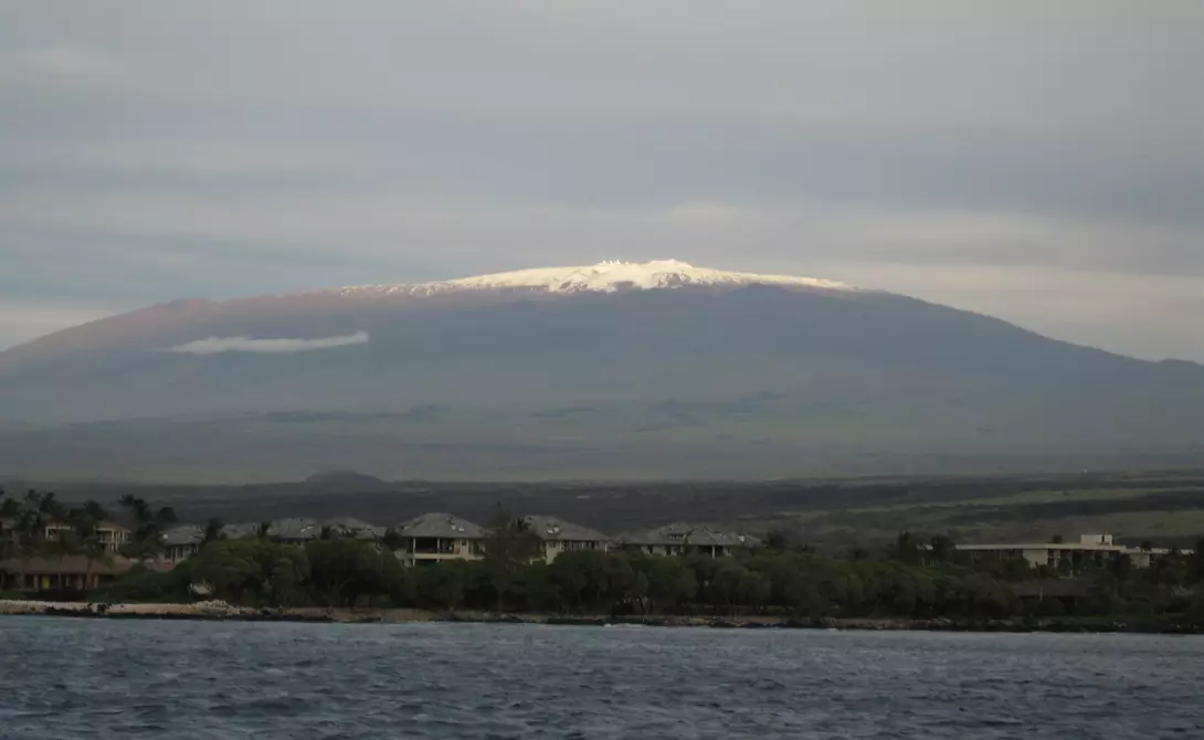 Everest - dunyodagi eng baland tog ', Everest tog'i va aslida dengiz sathidan sayyoramizning eng baland nuqtasi. Ammo bu uni dunyodagi eng baland tog 'qilmaydi - Gavayida joylashgan Mauna Kea. Mauna Keaning katta qismi okean ostida yashiringan, uning umumiy balandligi 10 ming metr.