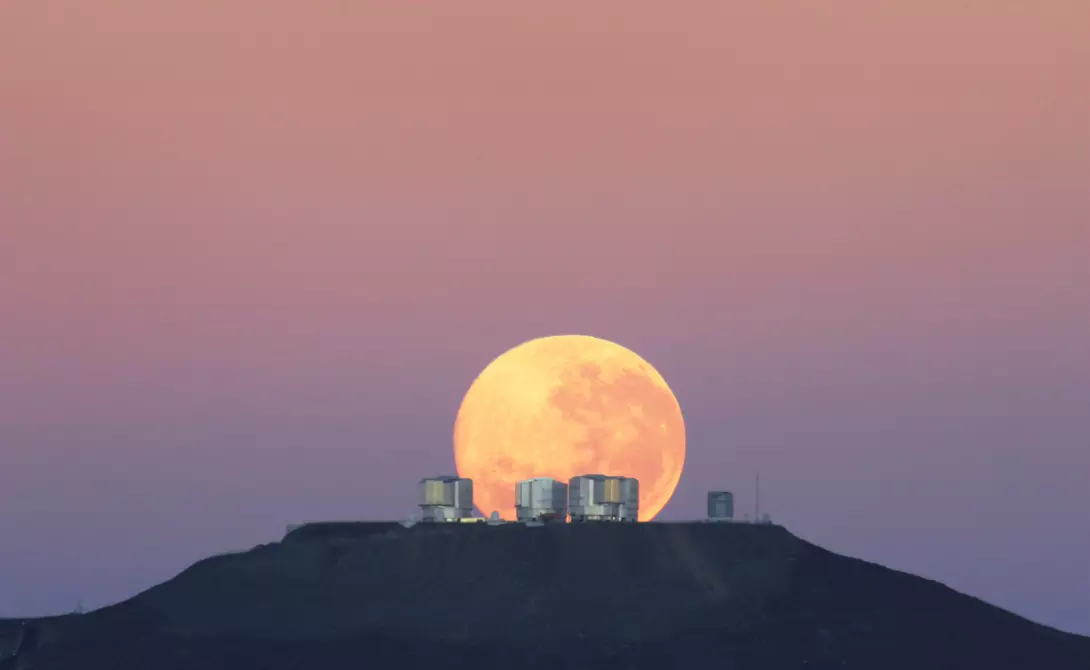 Bulan tidak jauh dari Bumi. Banyak orang cenderung menganggap satelit planet kita sebagai sesuatu yang tidak begitu jauh. Sebahagiannya, ini kerana Bulan tetap menjadi satu-satunya kawasan yang dikaji di luar Bumi. Di samping itu, kadang-kadang Bulan kelihatan sangat besar sehingga seolah-olah menghampiri Bumi sedekat mungkin. Sebenarnya, jarak ke Bulan adalah 384,633 kilometer. Boeing 747, misalnya, akan terbang ke sana selama 17 hari.