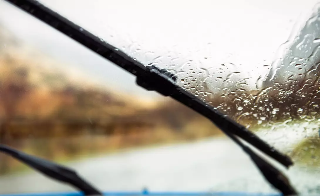 Wiper ya Windshield Unaweza kuchukua vodka kwenye safari, itakuja vizuri. Changanya sehemu 3 za vodka na vikombe 4 vya maji, ongeza vijiko kadhaa vya sabuni ya sahani ya kioevu. Shika vizuri na mimina mchanganyiko ndani ya hifadhi.