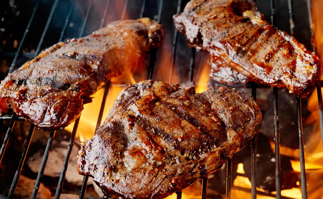 Zähes Fleisch Gibt der Grill dem Fleisch eine feste Laufsohle? Rotwein zu helfen. Legen Sie ein Stück Fleisch in einen Vakuumbeutel, gießen Sie ein Glas Rotwein ein und lassen Sie es ca. 15 Minuten marinieren, nach dieser Behandlung wird das Fleisch auf dem Grill saftig und zart.