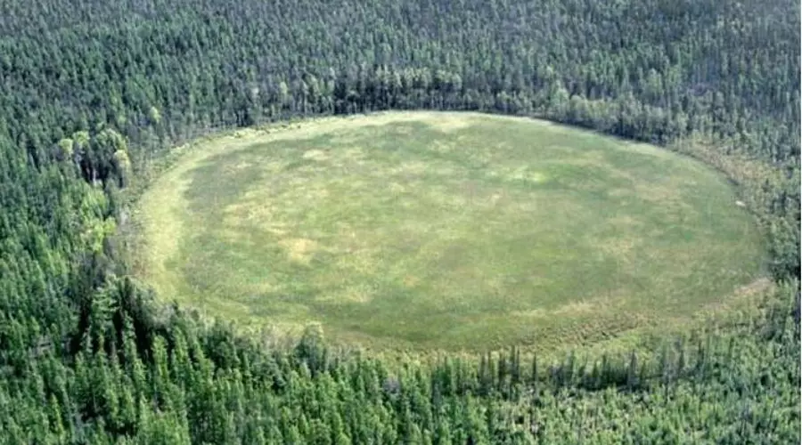 Đavolje groblje Krasnojarsko područje Na vrhu planine nalazi se čistina sa čudnom rupom u središtu. Neki istraživači vjeruju da je mjesto nastalo pod utjecajem Tunguskog meteorita. Legende o livadi kruže od početka prošlog stoljeća, no geolozi su samo mjesto otkrili tek 1991. godine. Do danas je poznato oko 79 nestalih na tom području, a starinci tvrdoglavo odbijaju izlete bliže od kilometra od same planine.