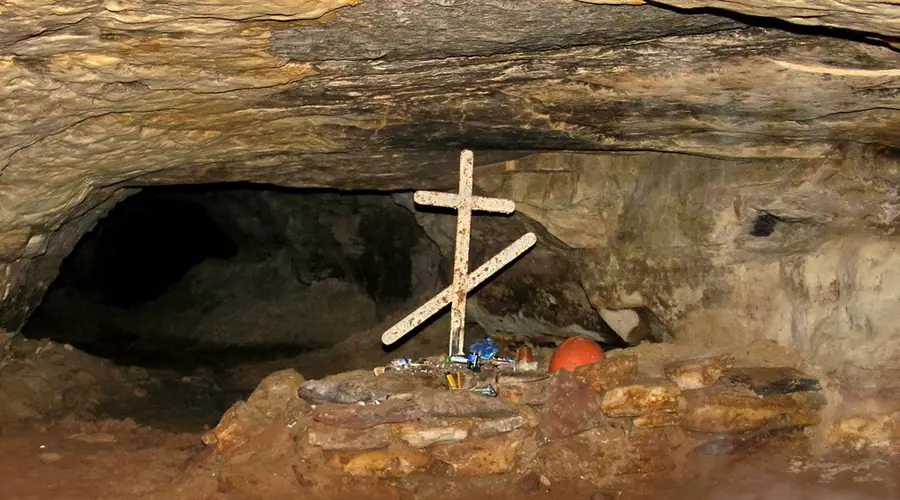 Grottes de Sablinskie Région de Leningrad À la fin des années 1970, les grottes de Sablinskie sont devenues un refuge pour les prisonniers fugitifs de toute l'Union soviétique. Les y trouver était tout simplement irréaliste : la longueur du labyrinthe complexe est estimée par les géologues à des dizaines de kilomètres. Seuls quelques-uns sont revenus d'ici, et même ceux dans un état d'obscurcissement de la raison rivalisaient entre eux pour raconter des histoires sur les murs dévorant les gens. Peu à peu, il est devenu clair que les eaux souterraines ont vraiment sérieusement modifié la structure du sol, transformant de nombreux couloirs en véritable vif-argent. Une personne n'avait plus aucune chance de sortir d'une telle zone.